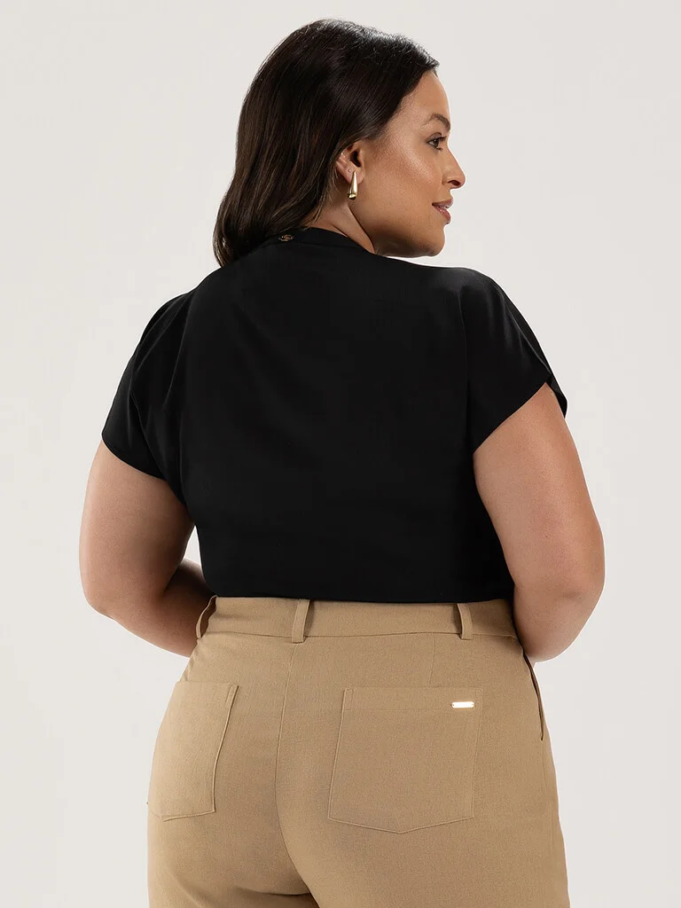 Blusa Manga Curta com Pregas em Crepe Plus Size Preto Neia