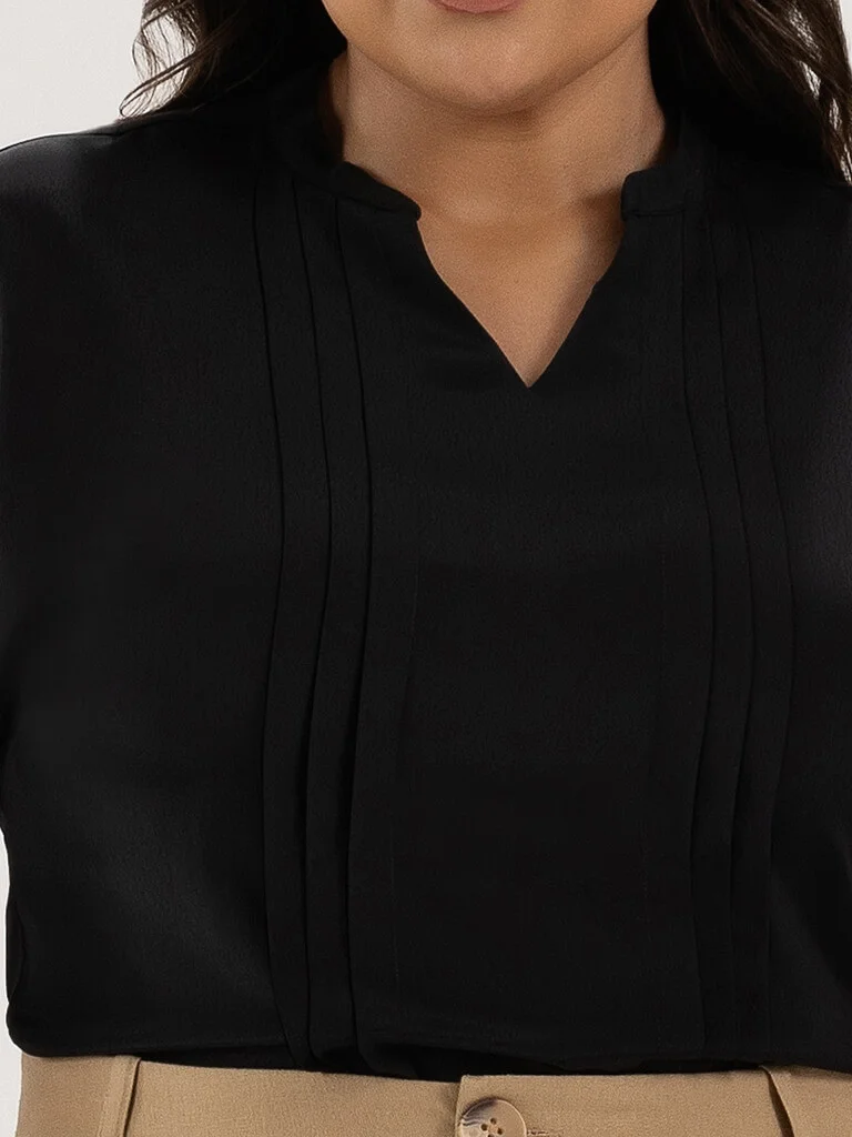 Blusa Manga Curta com Pregas em Crepe Plus Size Preto Neia
