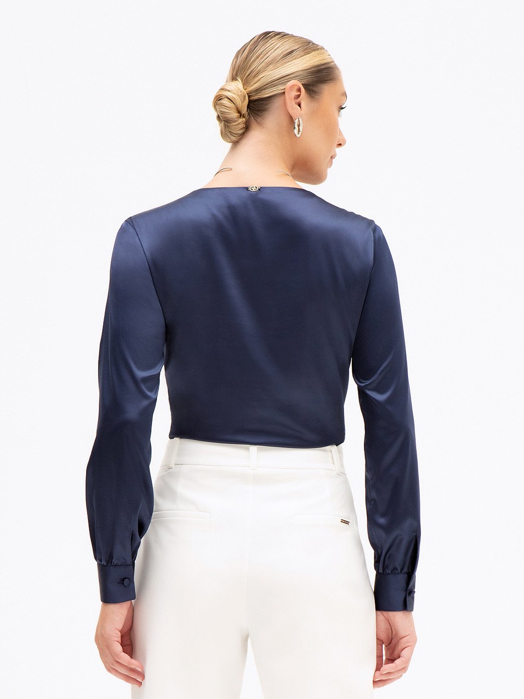 Blusa Manga Longa Decote V em Cetim Marinho Elly