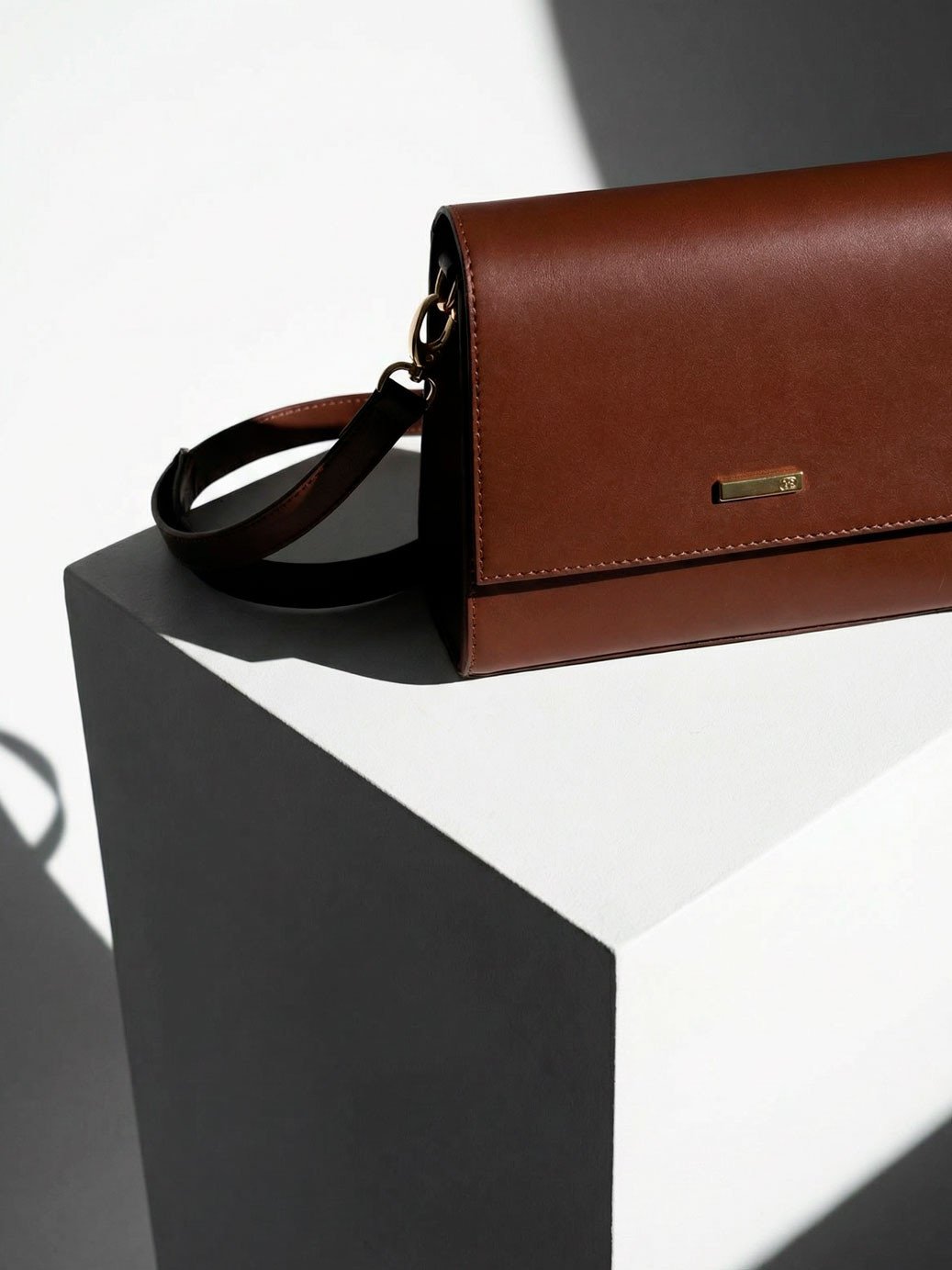 Bolsa Tiracolo Quadrada em Material Sintético Marrom Tassy