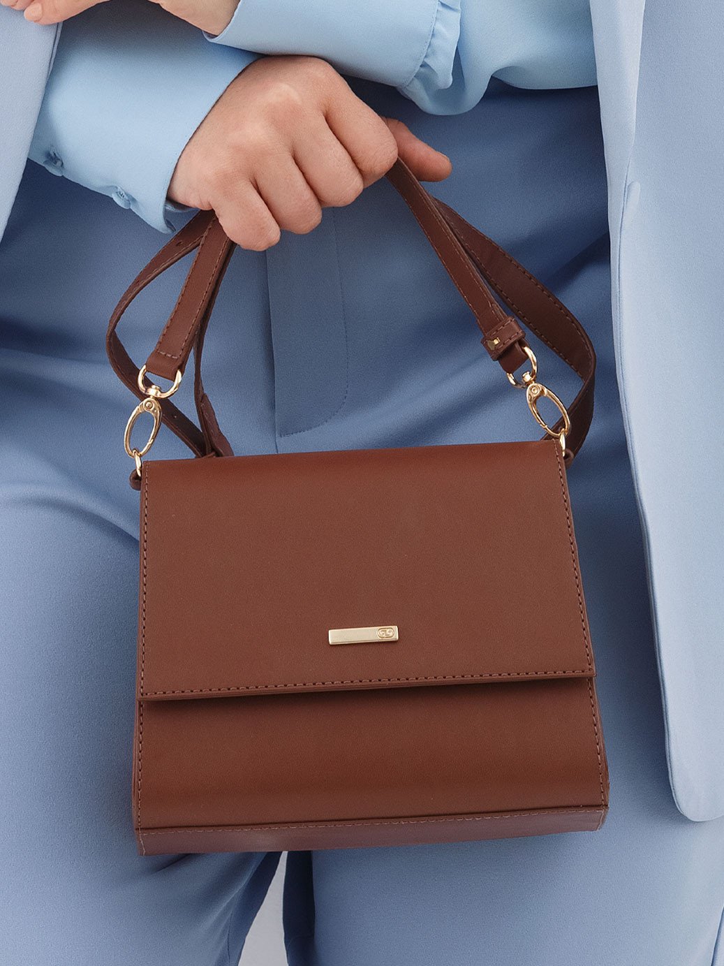 Bolsa Tiracolo Quadrada em Material Sintético Marrom Tassy